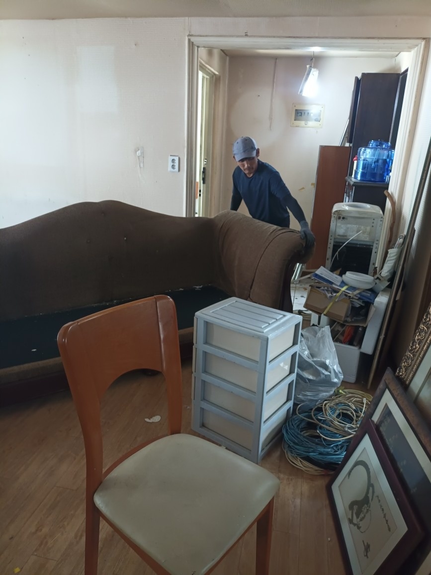 저기요 오늘 마무리까지 다 해 줘요 가정집 리모델링 전 나오는 폐기물 처리 했습니다 충청북도 청주시 상당구 용정동 청소