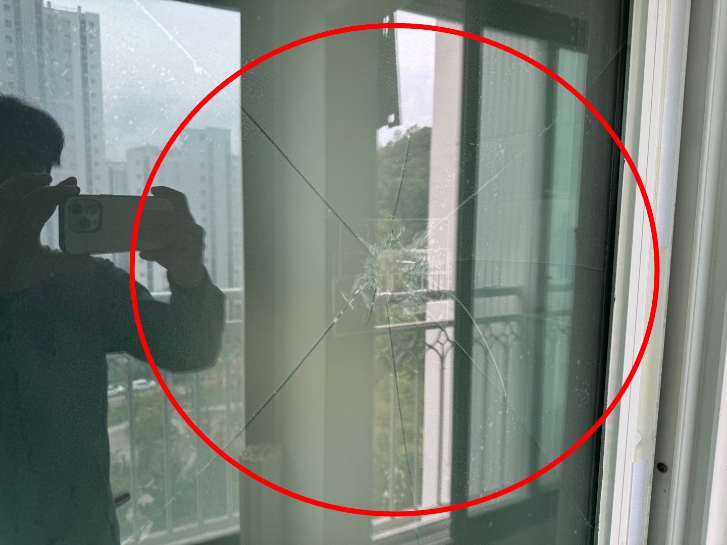연제동 대주피오레 아파트 세대 거실과 앞베란다를 이어주는 하이샤시 중문유리가 깨져 보험처리로 신속하게 교체 완료~ 광주