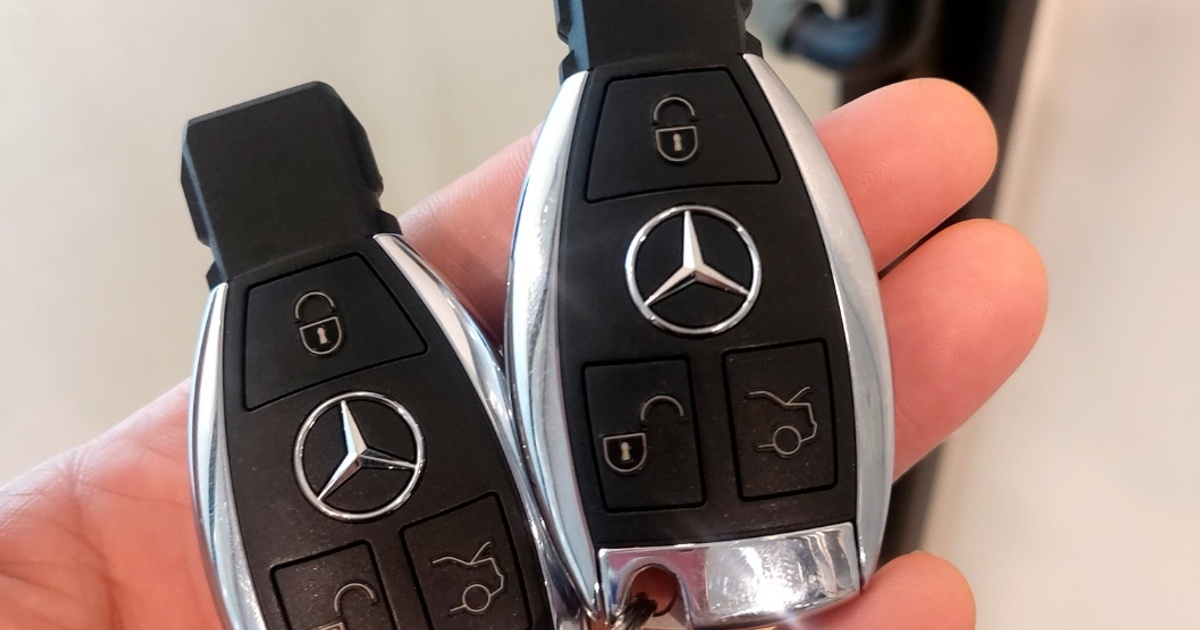 벤츠 C200 Amg 조약돌키를 최신형 Lcd 디지털키 로 개조 엠블럼 추가 및 점검 수리 키복사 스페어키 제작 경기도