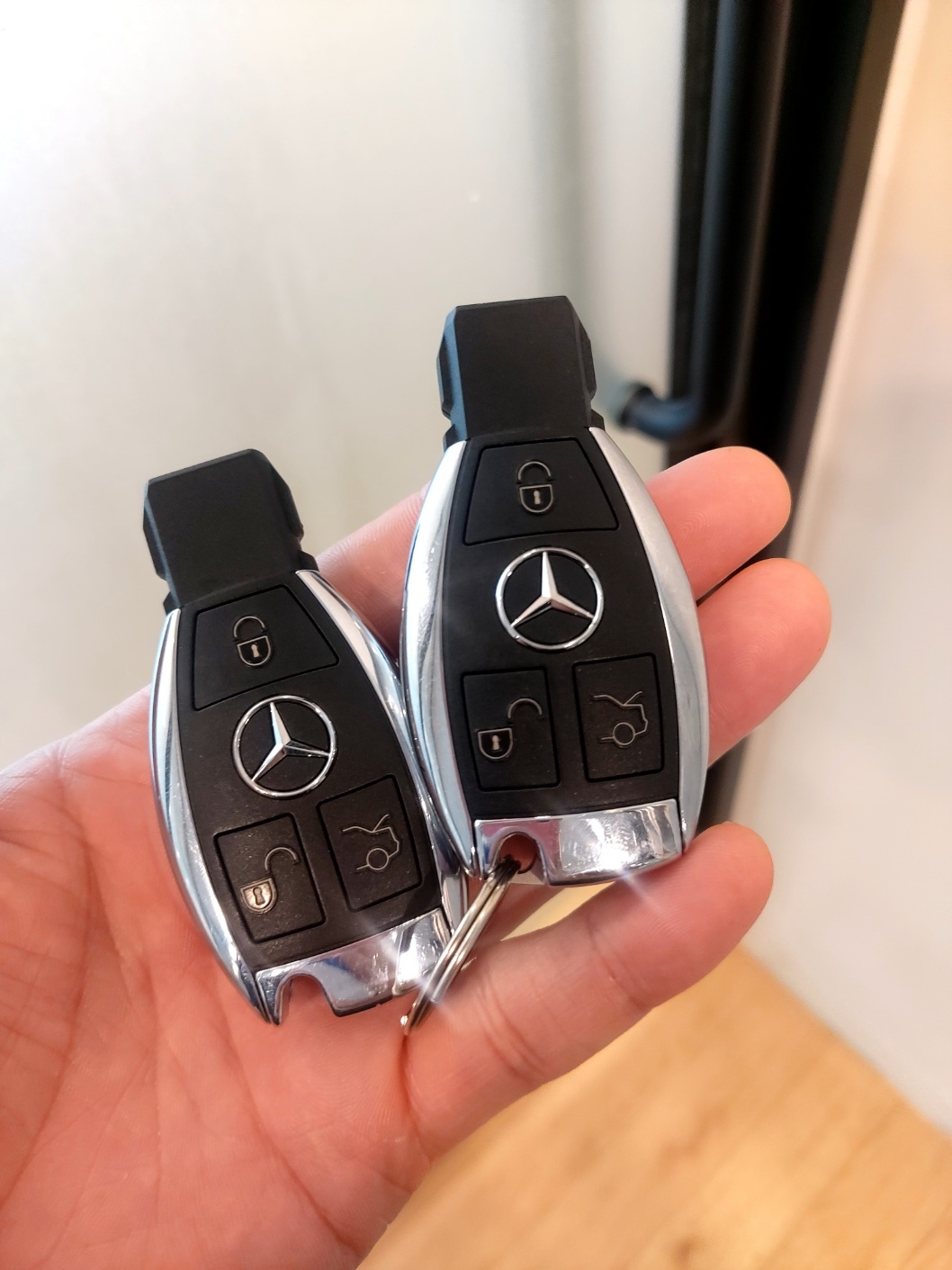 벤츠 C200 Amg 조약돌키를 최신형 Lcd 디지털키 로 개조 엠블럼 추가 및 점검 수리 키복사 스페어키 제작 경기도
