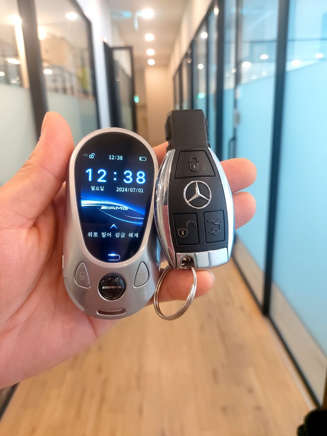 벤츠 Cls63 Amg 고성능 럭셔리 자동차키 최신형 Lcd 디지털키로 개조 업그레이드 키복사 스페어키 제작 경기도 부천시