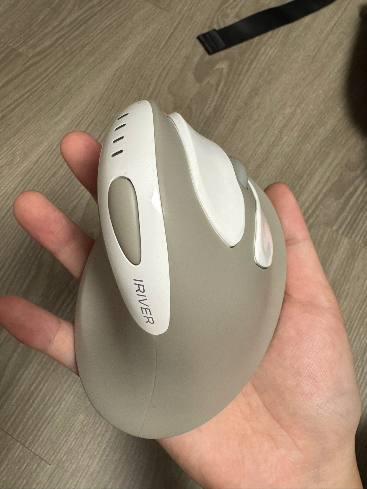 아이리버 인체공학 블루투스 겸용 무소음 무선 버티컬 마우스 EQwear-EV3 | 신곡동 | 디지털기기 | 당근 중고거래