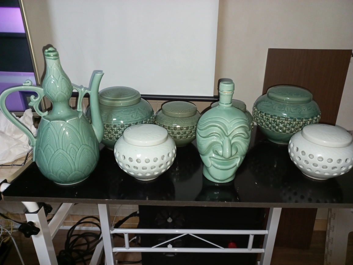 장식장 속의 물품ㅡ 가격 제안도 받음 | 중마동 | 기타 중고물품 | 당근 중고거래