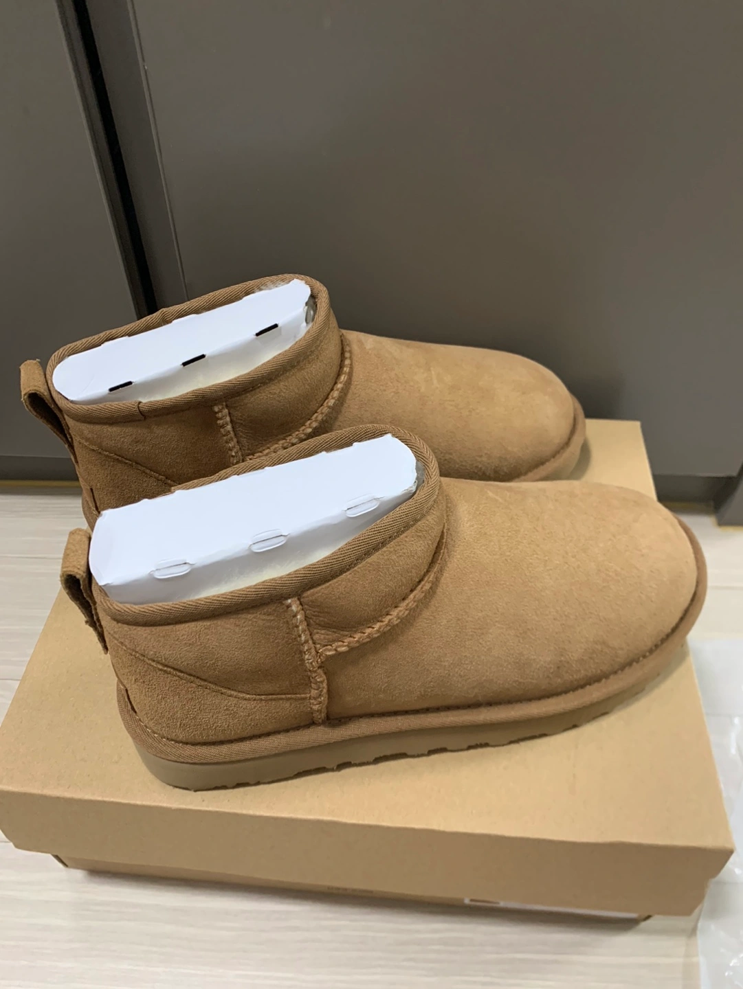 [반값택포][새상품,신세계구매,정가160불]UGG어그Classic Ultra Mini 클래식울트라미니US7(240) | 신사동 | 여성잡화 | 당근 중고거래