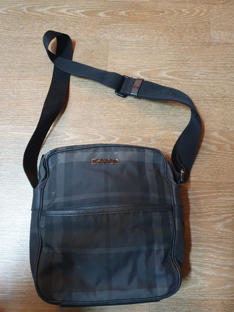 명품 버버리(BURBERRY 정품)신형라인 멋진남성 캐주얼 크로스 캔버스가방 | 도덕면 | 남성패션/잡화 | 당근 중고거래