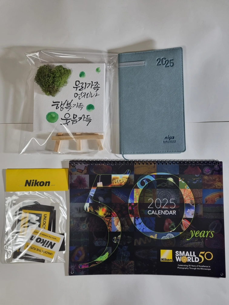 Nikon small. world 2025 calendar & sticker위 전부 | 을지로1가 | 취미/게임/음반 | 당근 중고거래