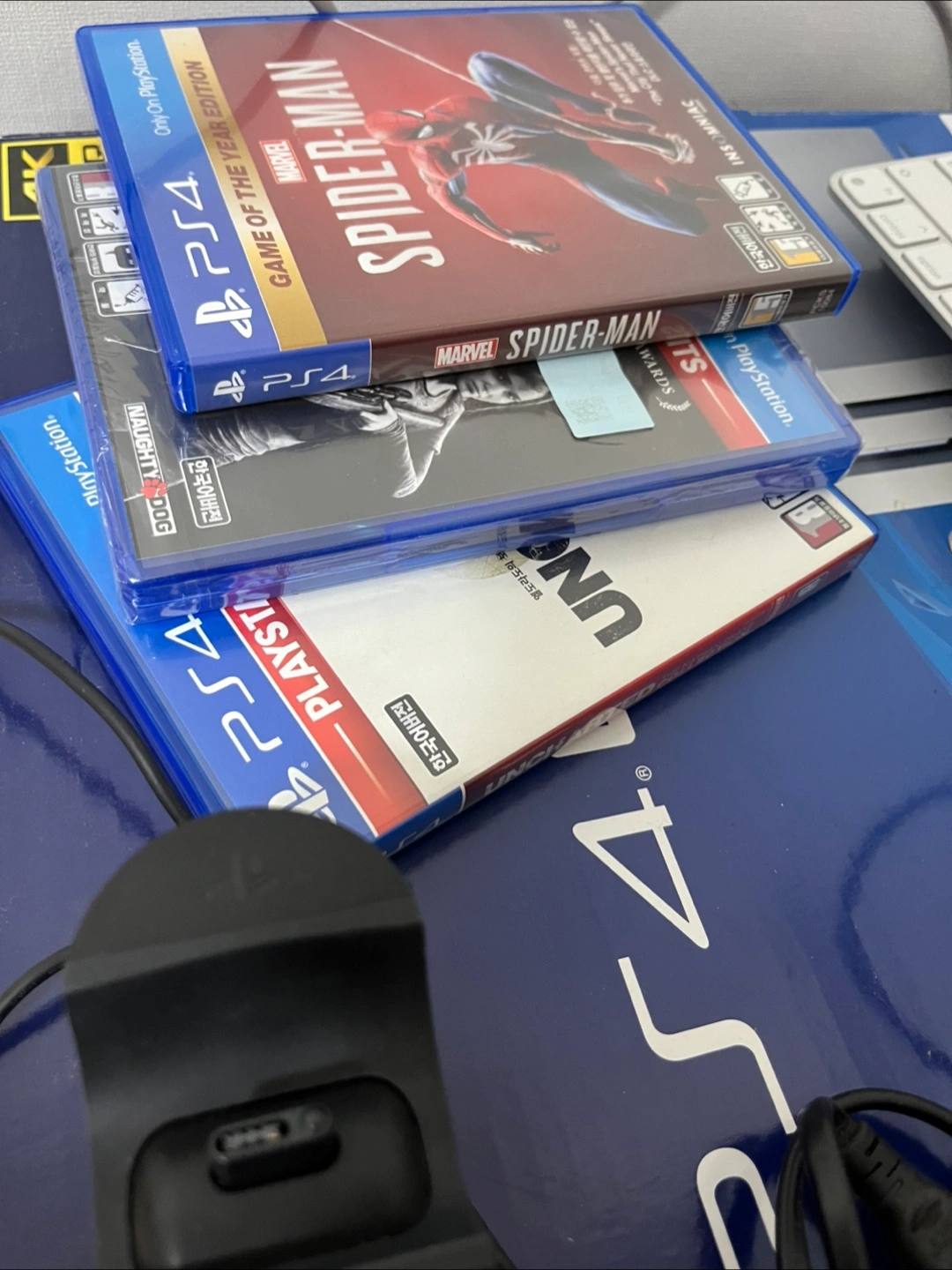 ps4 프로 1T + 거치대 + 듀얼쇼크충전기+타이틀3개 | 신당동 | 취미/게임/음반 | 당근 중고거래