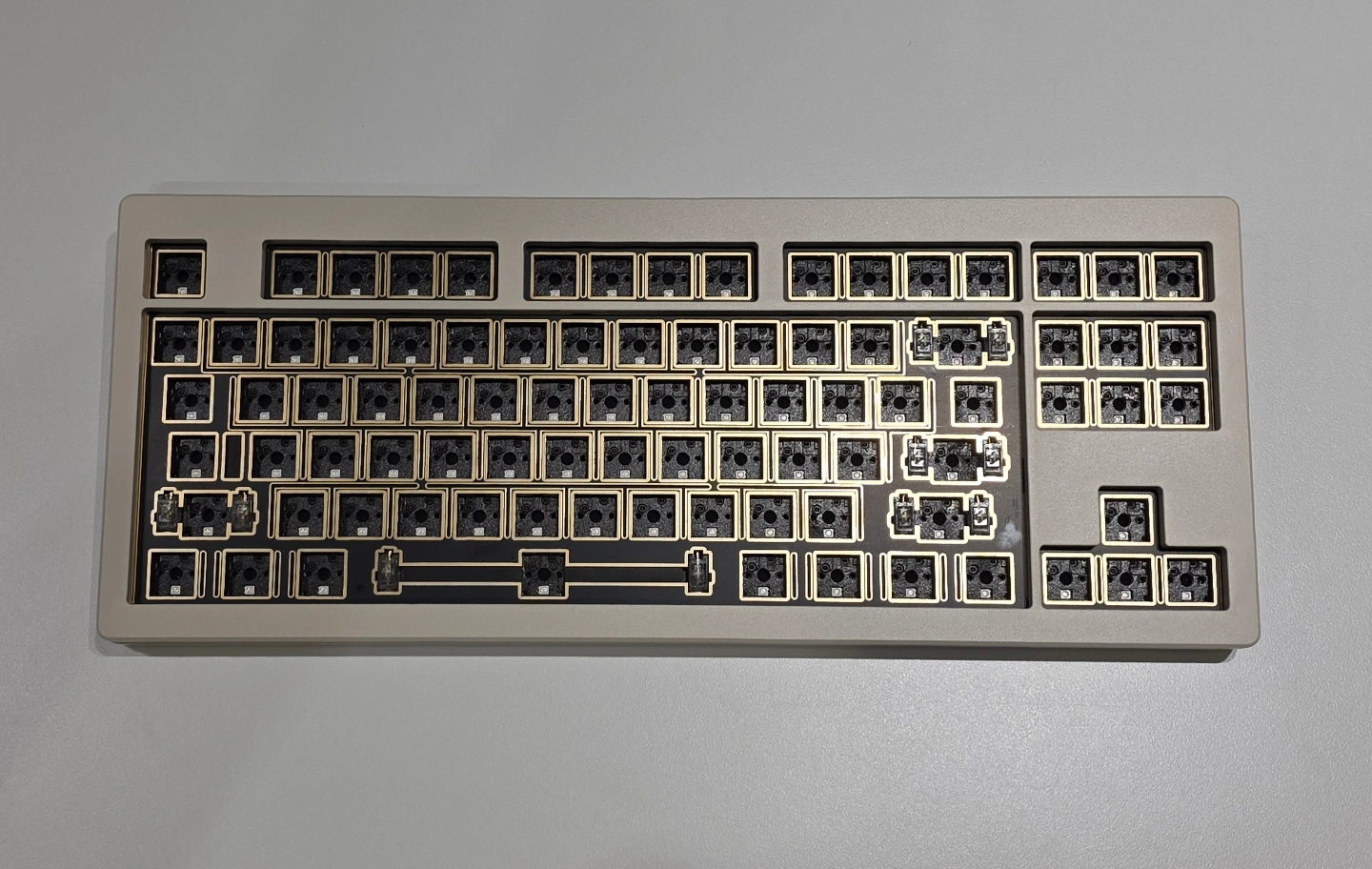 VARO M3 Pro 크림에디션 풀알루미늄 유선 커스텀 키보드 베어본(스위치와 키캡X) | 디지털기기 | 당근 중고거래