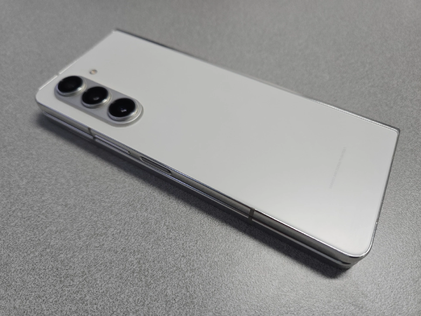 SKT 갤럭시 Z Fold5 512G 화이트 삼케플교환 무기스, 아이폰15 256 이상과 교환 가능(협의) | 디지털기기 | 당근 중고거래