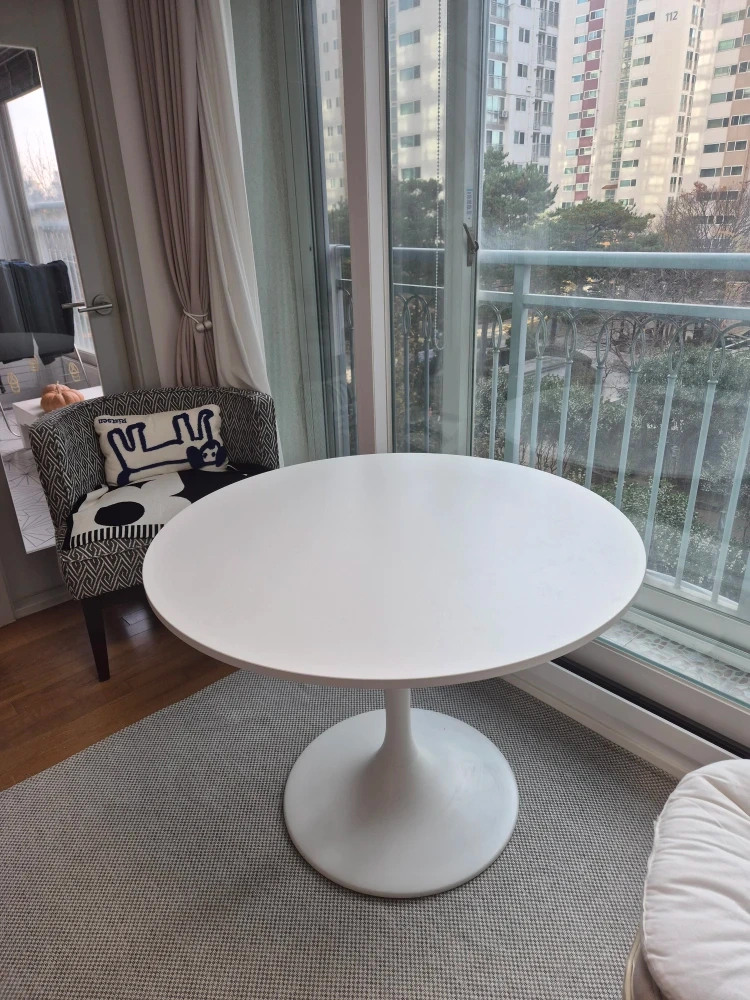 이케아 103cm 독스타4인화이트원형 식탁 | 가구/인테리어 | 당근 중고거래