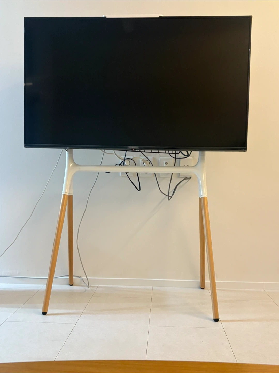 LG 50인치 TV (50UQ8300ENF) +이젤 스튜디오 스탠드 | 생활가전 | 당근 중고거래