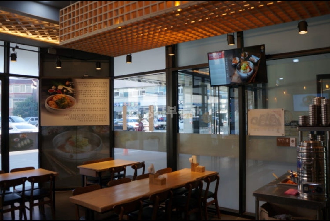 CGV 영화관 1층에 위치하고 있습니다. 월세 8,000 / 346 | 당근 부동산