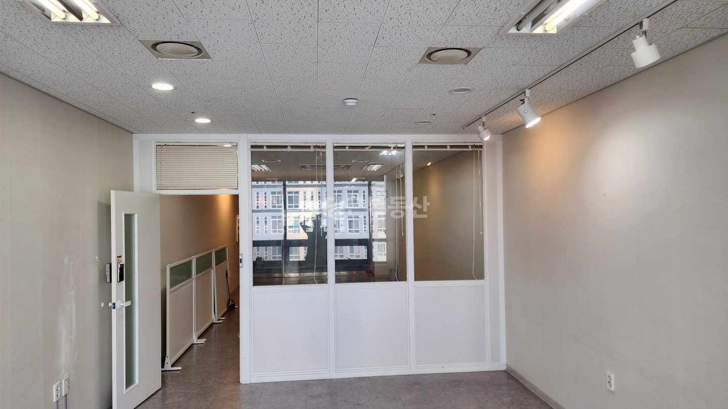 넓은주차장과 깨끗한건물 입니다. 매매 2억 | 당근 부동산