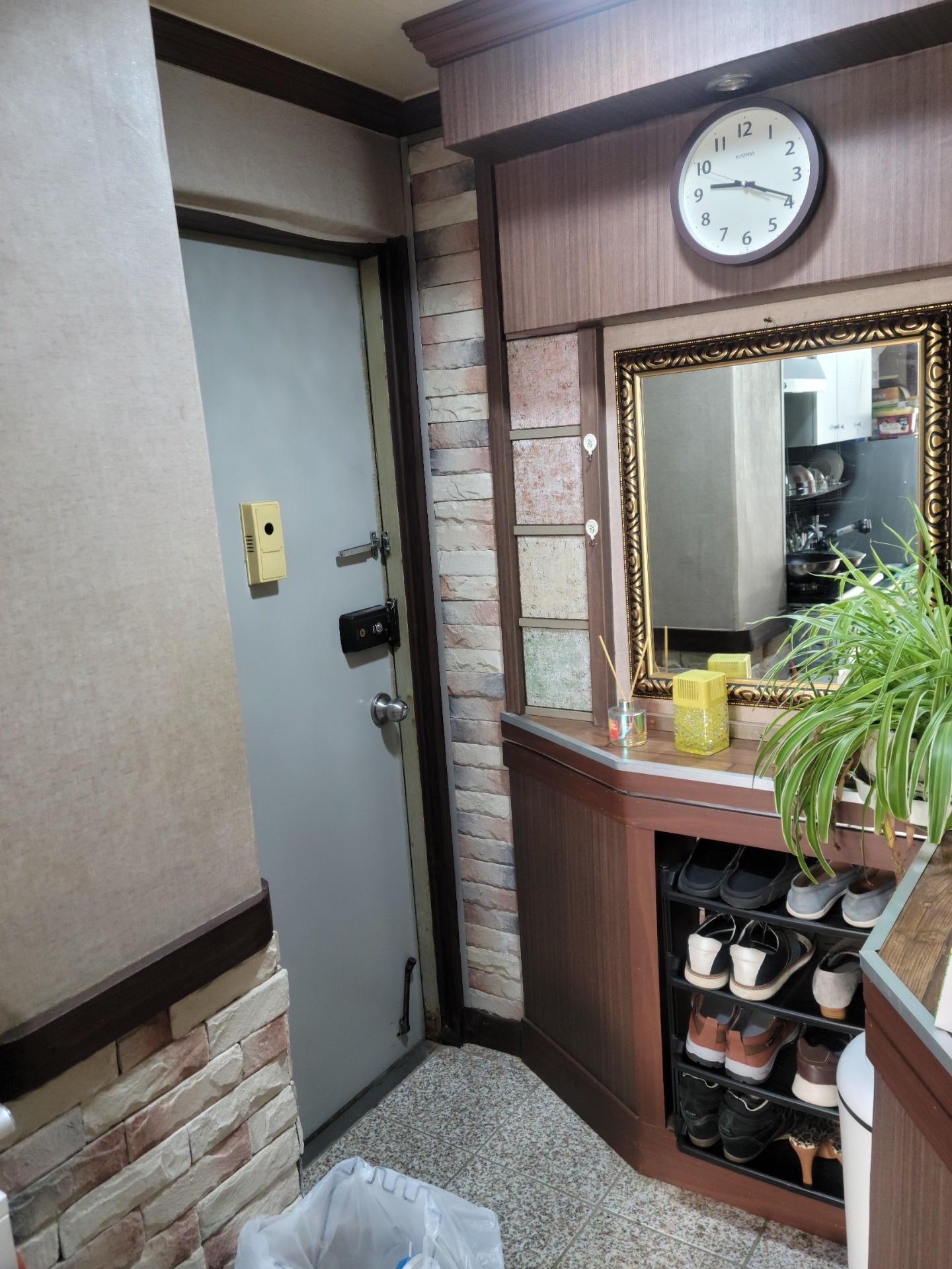 터미널 근처 스타벅스 옆집 월세 300 / 28 | 당근 부동산